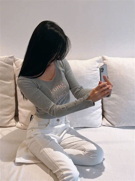 虞书欣晒出日常照，身材纤瘦曼妙，摆拍惬意可爱。 搜狐大视野 搜狐新闻
