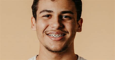 중괄호를 쓴 남자가 카메라를 향해 웃고 있다 사진 Unsplash의 남자 이미지