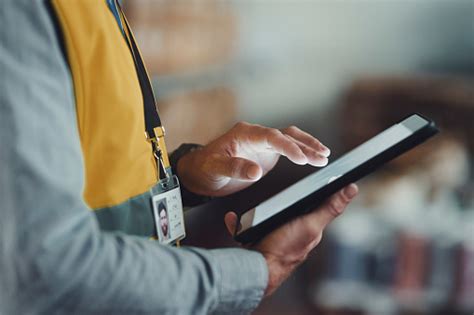 창고 근접 촬영 및 태블릿을 가진 사람 손과 유통 재고 및 패키지 데이터가 있는 물류 타이핑 온라인 독서 및 인터넷을 통한 기술 주식 및 산업을 가진 사람 및 직원 30