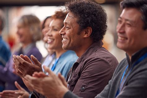 캐주얼 옷을 입은 사업가와 비즈니스 여성의 그룹은 컨퍼런스에서 프리젠 테이션을 박수 50 59세에 대한 스톡 사진 및 기타 이미지 50 59세 60 69세 건축물
