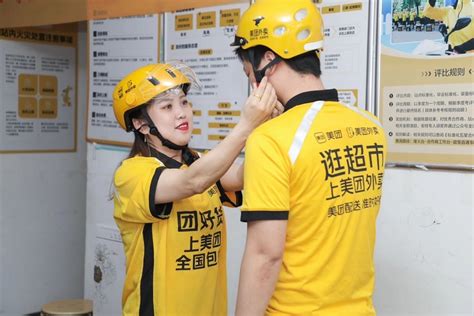 外卖骑手餐箱变身流动交通安宣传点，全国专送骑手戴盔率大幅提升