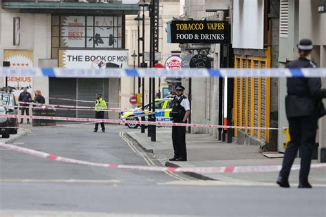 Grande Bretagne Deux Policiers Poignardés Dans Le Centre De Londres