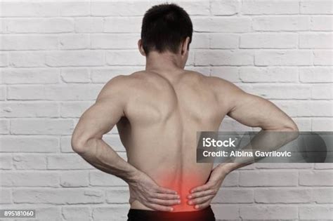 근육 질 남자 허리와 목 통증에서 고통입니다 잘못 된 자세 문제 근육 경련 류 머 티 즘을 앉아 통증 완화 척추 교정 지압 요법 개념 스포츠 상해 운동 건강관리와 의술에