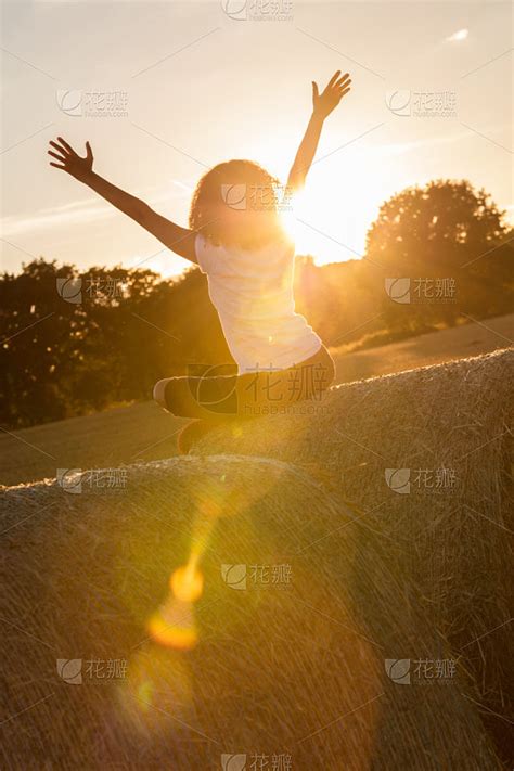青少年 干草卷 金色 混血儿 非洲人 高举手臂 日光 女性 庆祝 日出