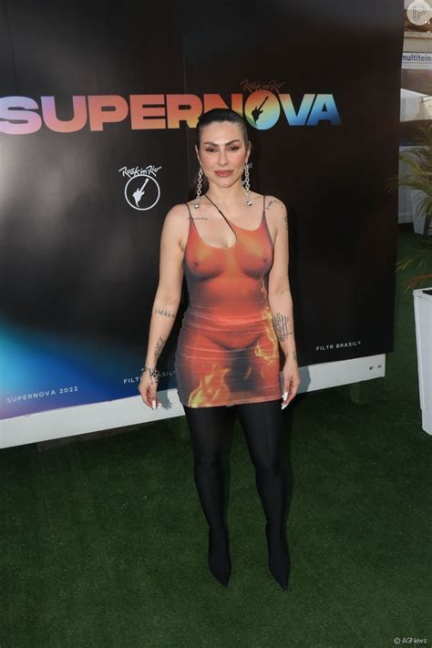Cleo nua no elevador Cantora usa vestido naked dress e corpo é