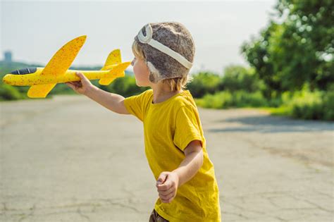 행복 한 꼬마 장난감 비행기 오래 된 활주로 배경으로 연주 개념을 아이 함께 여행 개념에 대한 스톡 사진 및 기타 이미지 개념 귀여운 놀기 Istock