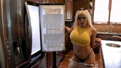 Вкусная милфочка с большими титьками Луна Стар классно сосёт и трахается