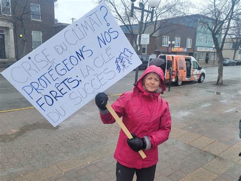 Plus Dune Centaine De Personnes Marchent Pour La Planète à Rouyn Noranda