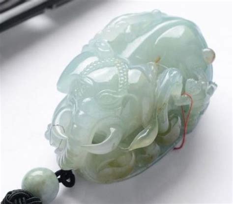 怎样区分翡翠和软玉 翡翠收藏价值高吗 冰种玻璃种翡翠手镯挂件A货 翡翠原石种水等级划分鉴定价格多少钱国翠世家珠宝