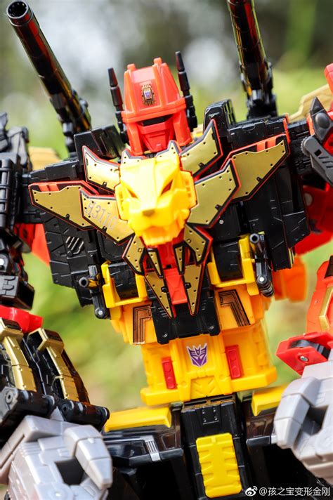 Power Of The Primes Predaking In Hand Images Transformers News Tfw2005