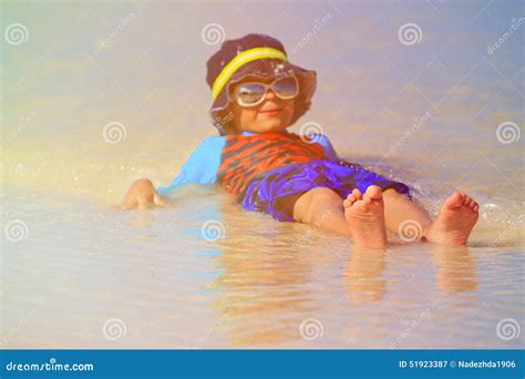 使用用在夏天海滩的水的小男孩 库存图片 图片 包括有 位于 生活方式 下来 其它 人们 子项 51923387