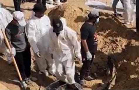 انتشال عشرات الجثامين من مقبرة جماعية بخان يونس