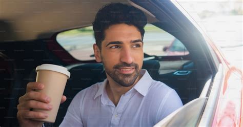 차에서 일하는 길에 커피를 마시는 사업가의 초상화 사업 개념입니다 사진 Unsplash의 자동차 이미지