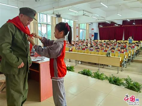 全南县第二小学：老兵宣讲进校园 红色基因代代传