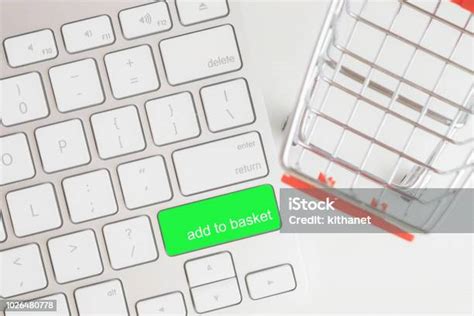 상위 뷰 그린 모델 쇼핑 카트로 온라인 쇼핑 전자 상거래 개념의 개념에 대 한 키보드에 바구니 메시지에 추가 가격에 대한 스톡