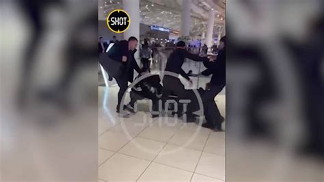 Две группы подростков схлестнулись в драке в московском ТЦ Авиапарк