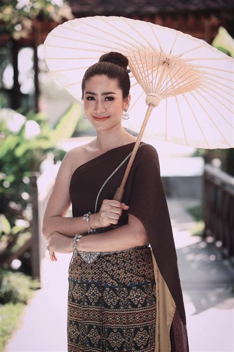 យូរៗមកលេងស្រុកកំណើតម្ដង ស្រីលាភ ស្លៀកឈុតប្រពៃណីជុំគ្រួសារយ៉ាងស្អាត