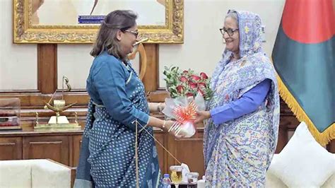 Sheikh Hasina ఈ కష్టసమయంలో మా అమ్మను చూడలేకపోతున్నా హసీనా కుమార్తె