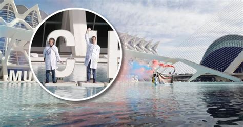 Dos Científicos Se Encadenan A La Ciudad De Las Artes Y Las Ciencias En