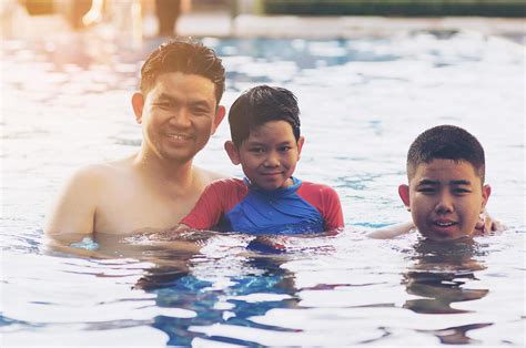Feliz Padre E Hijo Nadando En Una Piscina 9299392 Foto De Stock En Vecteezy