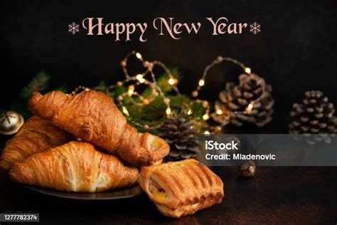 크리스마스 또는 새해 패스트리 초콜릿과 애플 크루아상 크리스마스 이브 분위기 텍스트와 겨울 휴일 개념 새해 복 많은 새해 어두운 배경 크루아상에 대한 스톡 사진 및 기타