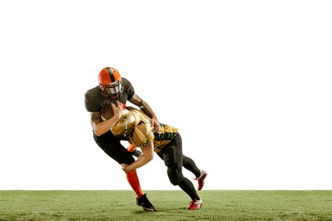 미식 축구 선수는 흰색 배경에 고립 된 목표를 위해 싸운다 모션에 대한 스톡 사진 및 기타 이미지 모션 미식 축구 가득