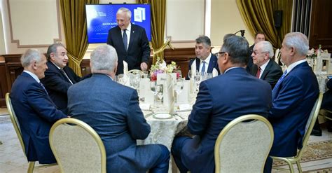 Drulă despre o imagine în care președintele PSD e surprins la o șuetă
