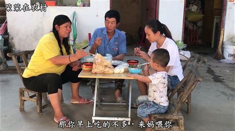 农村公婆早上起来打扫卫生，媳妇简单的做个早餐，婆婆吃着真解渴 Youtube