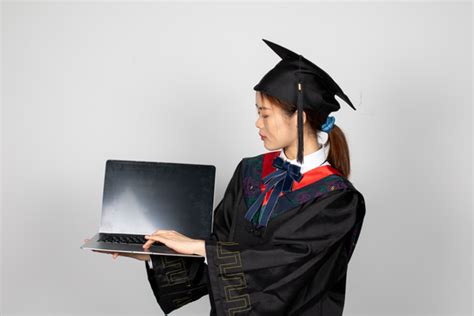 임박한 대학 졸업생이 졸업 사진을 위해 야외에서 포즈를 취합니다 대학 졸업 사진 눈금 졸업 시즌 배경 일러스트 및 사진 무료 다운로드 Pngtree