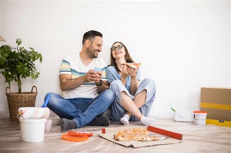 행복한 부부는 집에서 그림동안 재미와 먹는 피자를 먹고 25 29세에 대한 스톡 사진 및 기타 이미지 25 29세 2명 30 34세 Istock