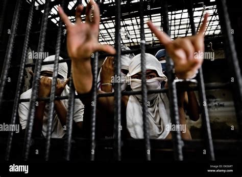 Los Miembros De La Pandilla Mara Salvatrucha Ms 13 Muestran Las Señales De Mano Representando