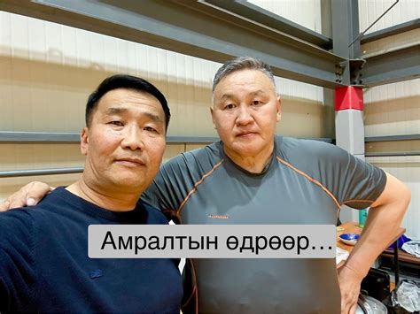 Пүрэвийн Нэг нь бөмбөг хөөж нөгөө нь зураг дарж бичлэг хийсэн