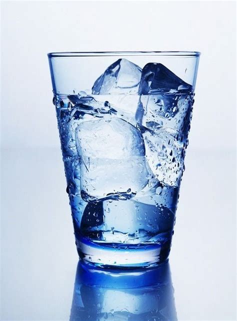 차가운 유리컵의 표면에는 왜 물방울이 생길까요