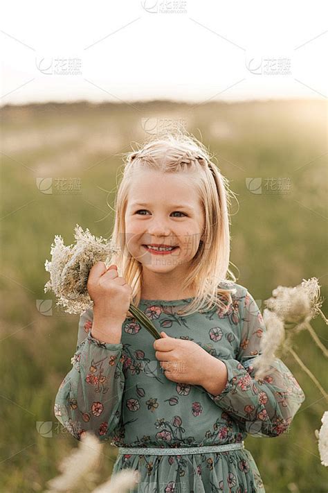 积极迷人的小女孩享受夏日的阳光，表达情感，玩得开心，快乐的孩子在夏日散步
