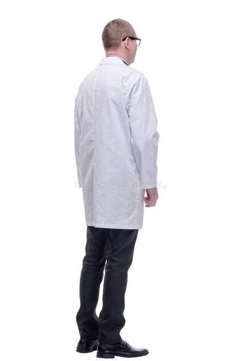 Un Joven Y Simpático Doctor Con Gafas Cruzadas De Brazos Con Fondo