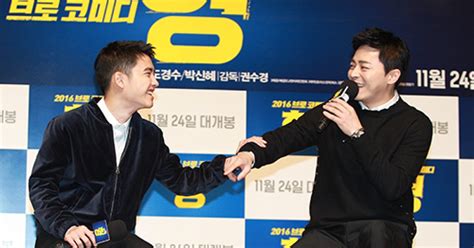 [포토엔]조정석 도경수 친형제같은 다정한 모습