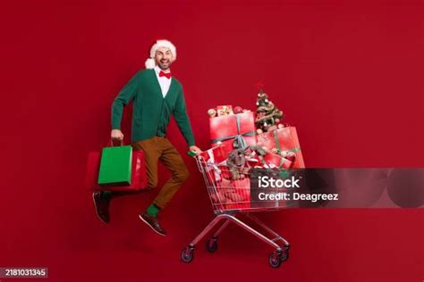 선물 상자 겨울 시즌 판매 홀드 가방과 쇼핑 카트와 펑키 점프 공기의 전체 길이 사진 흥분 흥분 절연 절연 빨간 색상 배경 12월에 대한 스톡 사진 및 기타 이미지 Istock