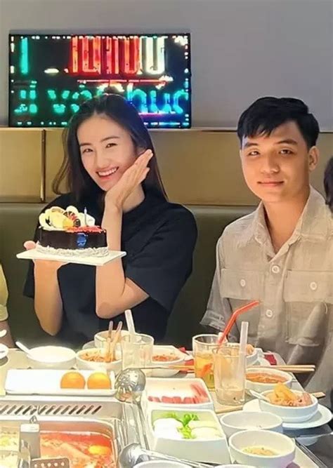 Loạt ảnh cũ của Hoa hậu Ý Nhi bất ngờ hot lại Vui vẻ uống trà sữa bạn