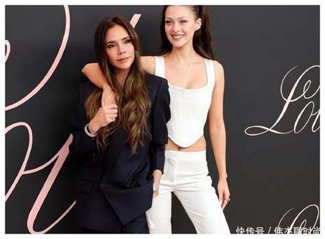 贝克汉姆儿媳电影首映礼，儿媳妮可拉与婆婆和小叔子亲密合影 360娱乐，你开心就好