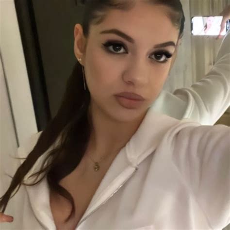 𝐴𝑑𝑛 Andreea Adn On Threads
