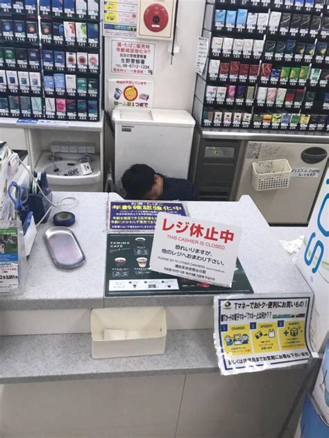 【画像】ファミマ店員さん、疲れ果ててレジ内で熟睡してしまう・・・これ日本の闇だろ たろそくwp
