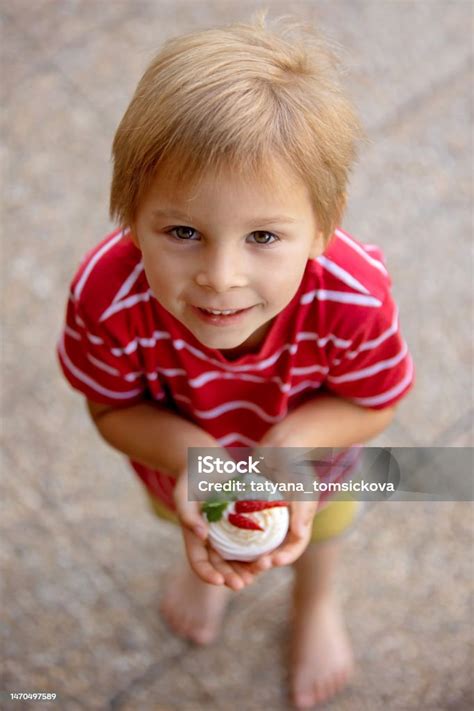 귀여운 아이 소년 파블로바 사막의 작은 컵 케이크 크림과 딸기로 가벼운 계란과 설탕 사막을 먹는 소년 건강한 식생활에 대한 스톡 사진 및 기타 이미지 Istock