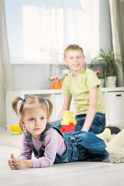 Hermana Y Hermano Que Juegan En Un Cuarto Foto De Archivo Imagen De