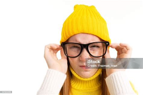 흰색 배경에 고립 된 안경빨간 머리 후드와 모자와 행복한 십대 소녀 10 11세에 대한 스톡 사진 및 기타 이미지 10 11
