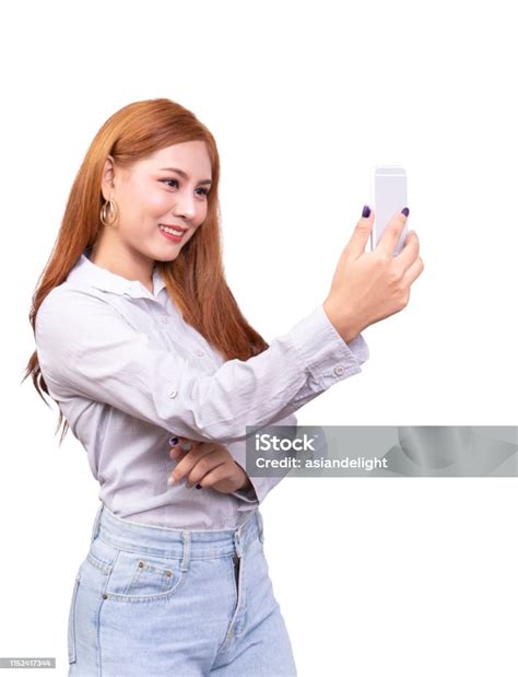 아시아 여자 셀 카에 대 한 모바일 스마트 폰을 사용 하 여 화상 채팅 얼굴 시간이 나 웃는 얼굴로 화상 통화 클리핑 패스와 흰색 배경에 고립 된 스튜디오 샷 Voip에