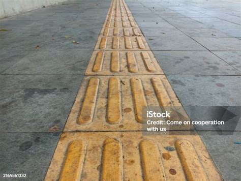 시각 장애인을 위한 노란색 촉각 포장 블록 점자 블록 시각 장애인을 위한 촉각 타일 보도 계단에 위치한 질감이 있는 지면 표시기 0명에 대한 스톡 사진 및 기타 이미지