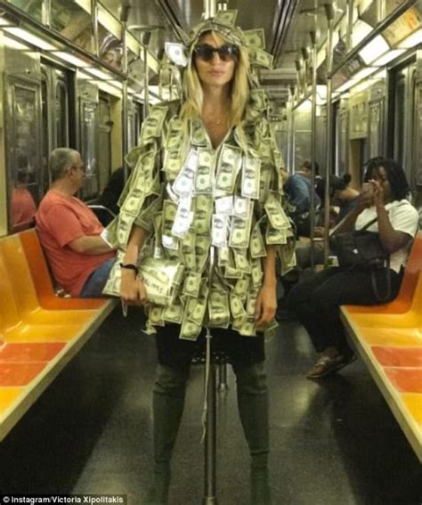 Wow Model Majalah Dewasa Ini Menjadi Pusat Perhatian Saat Jalan Jalan Di Keramaian Kota