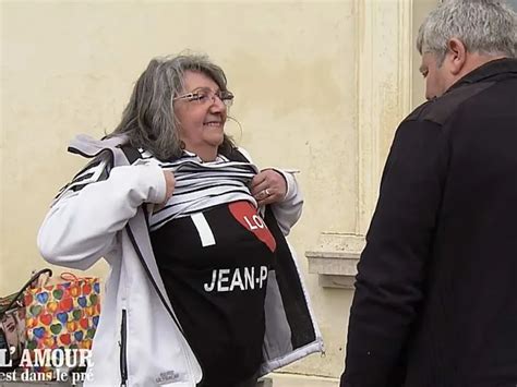 Maria L Amour est dans le pré les mains baladeuses et prête à