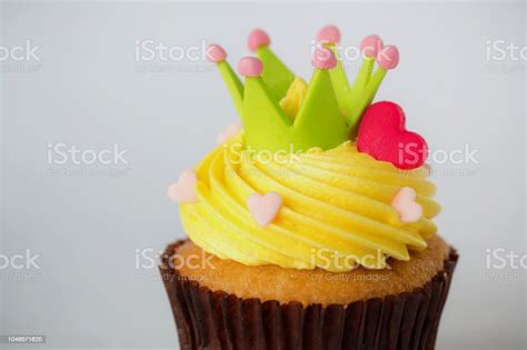 노란 크림과 사랑 발렌타인 데이 대 한 마음으로 흰색 배경 먹고 앞 생일 컵 케 익 건강에 좋지 않은 음식에 대한 스톡 사진 및 기타 이미지 건강에 좋지 않은 음식