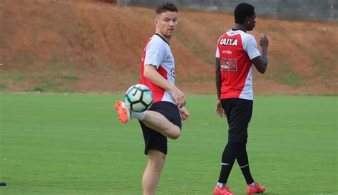 Mancini faz mistério fecha treino e não revela time titular do Vitória